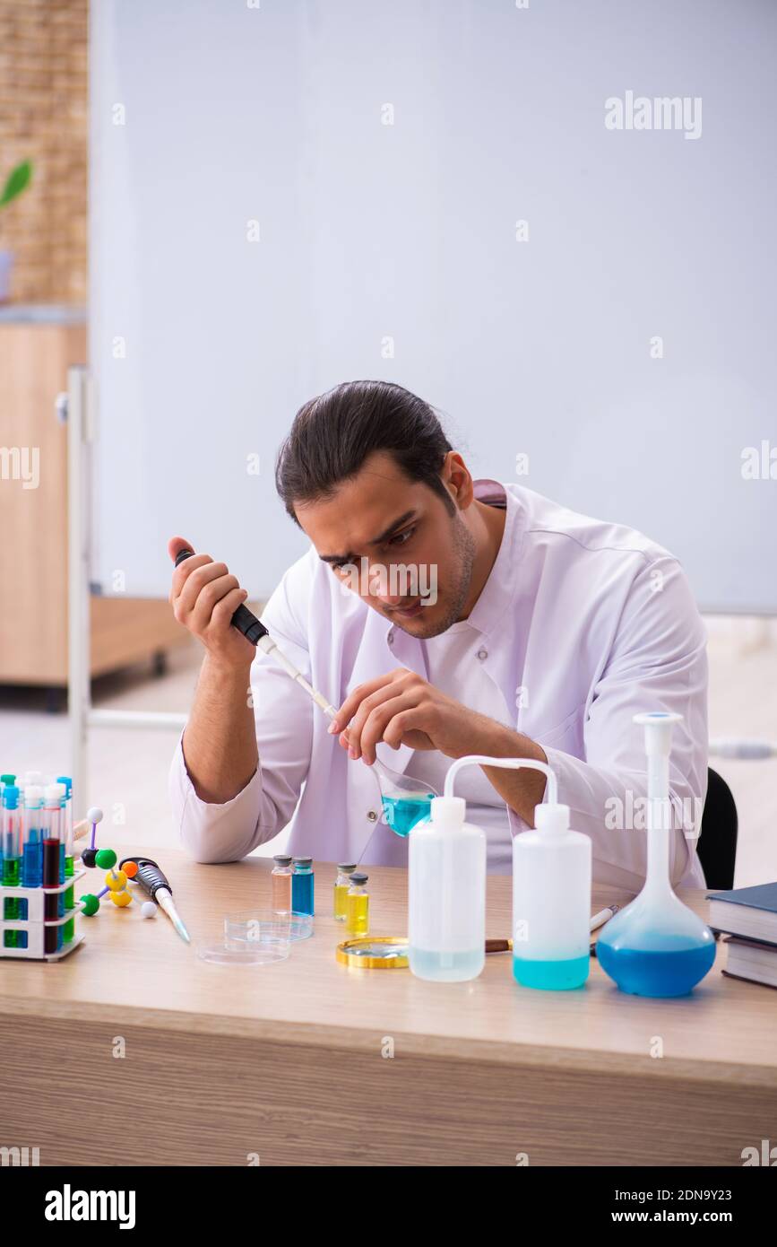 Young chemistry teacher in the classroom Stock Photo - Alamy