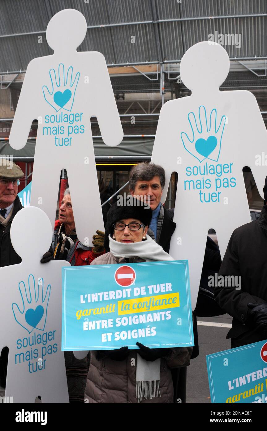 People demonstrate to protest against euthanasia and to ask for more ...