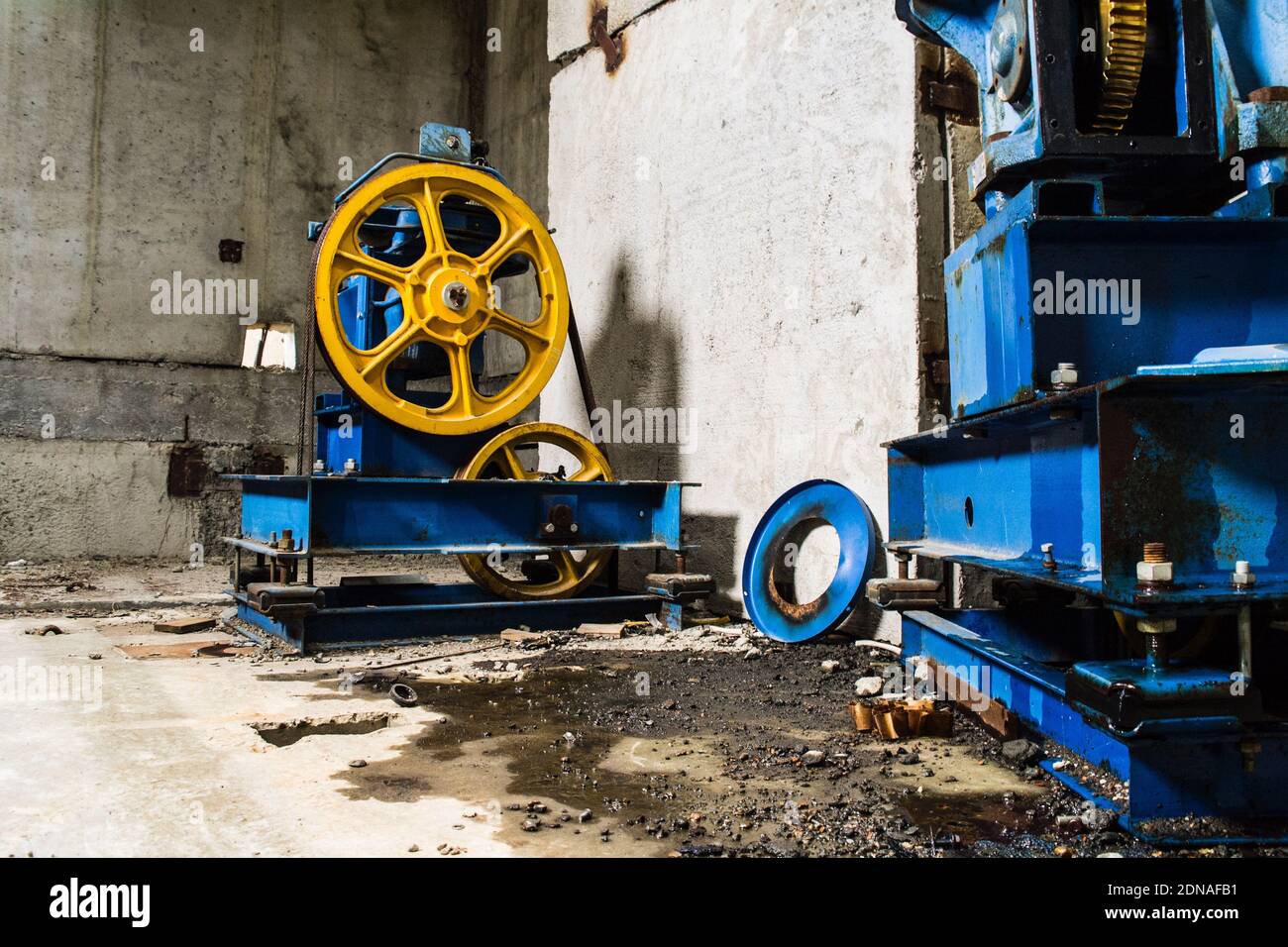 Abandoned machines hi-res stock photography and images - Alamy