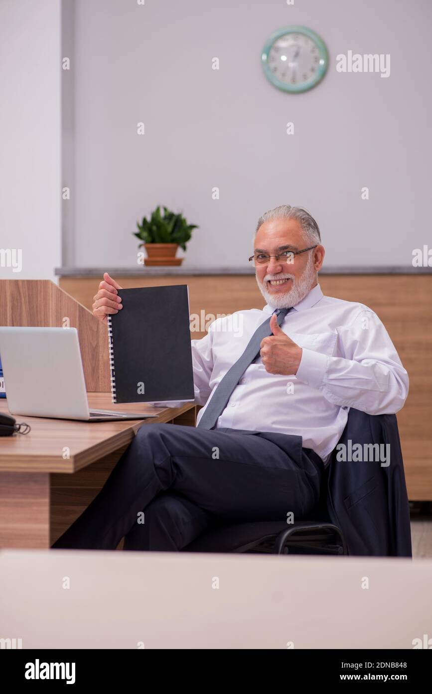 Old employee working in the office Stock Photo - Alamy