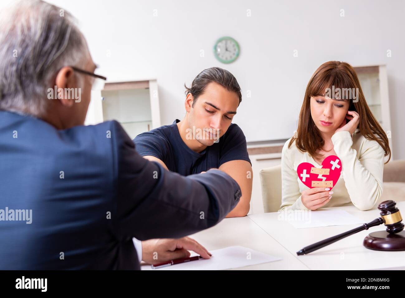 Lawyer talking to divorcing couple at the home Stock Photo - Alamy