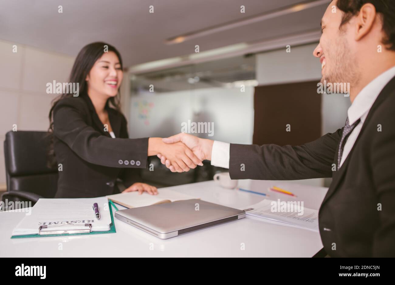 Corporate handshake asian indian hi-res stock photography and images ...