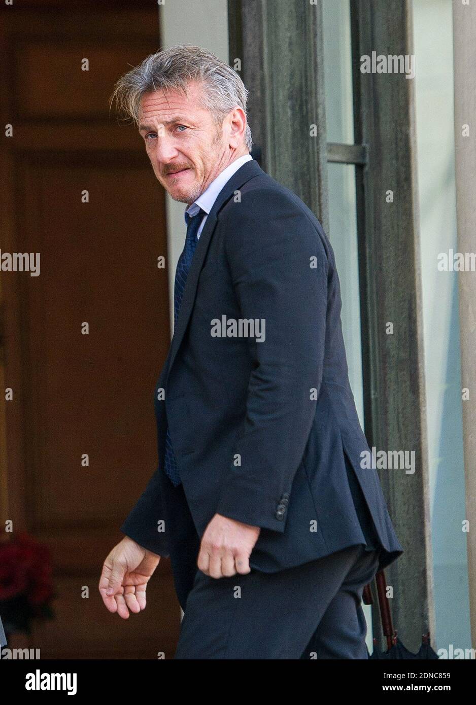 Sean penn receives hi-res stock photography and images - Alamy