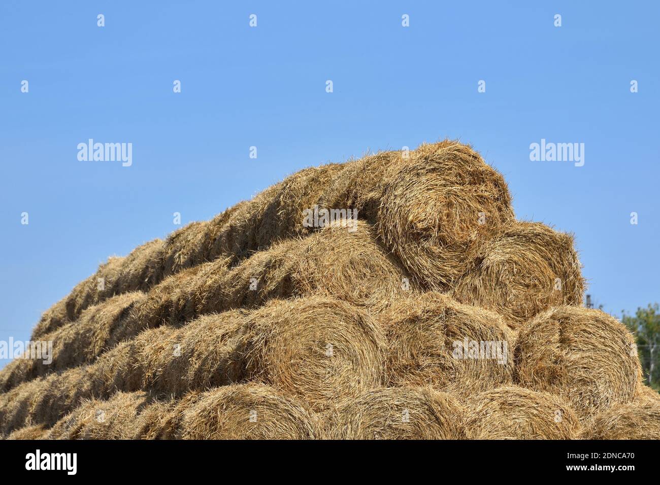 Hay bale pyramid hi-res stock photography and images - Alamy