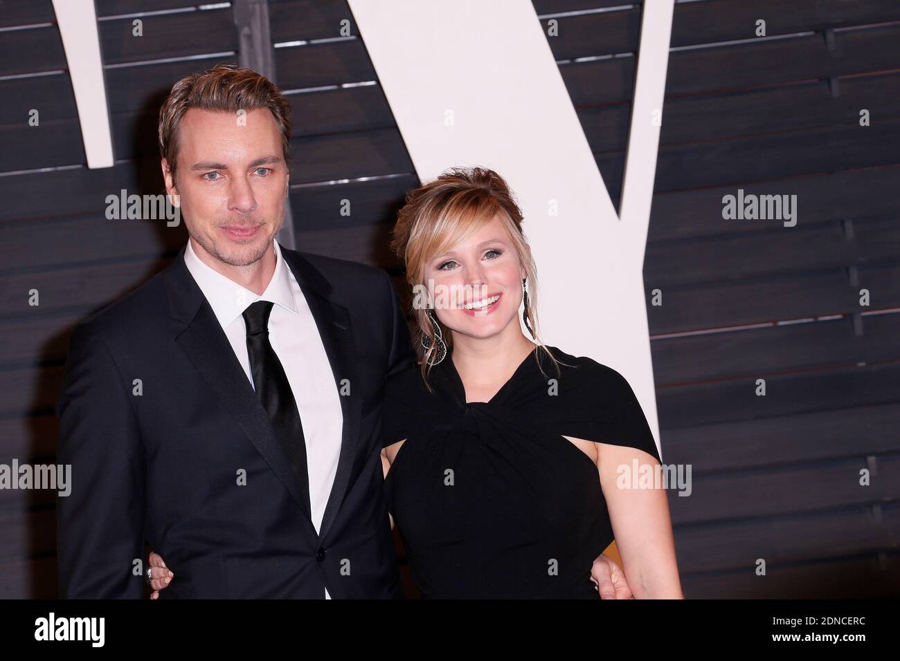 Dax Shepard and Kristen Bell attend the 2015 Vanity Fair Oscar Party ...