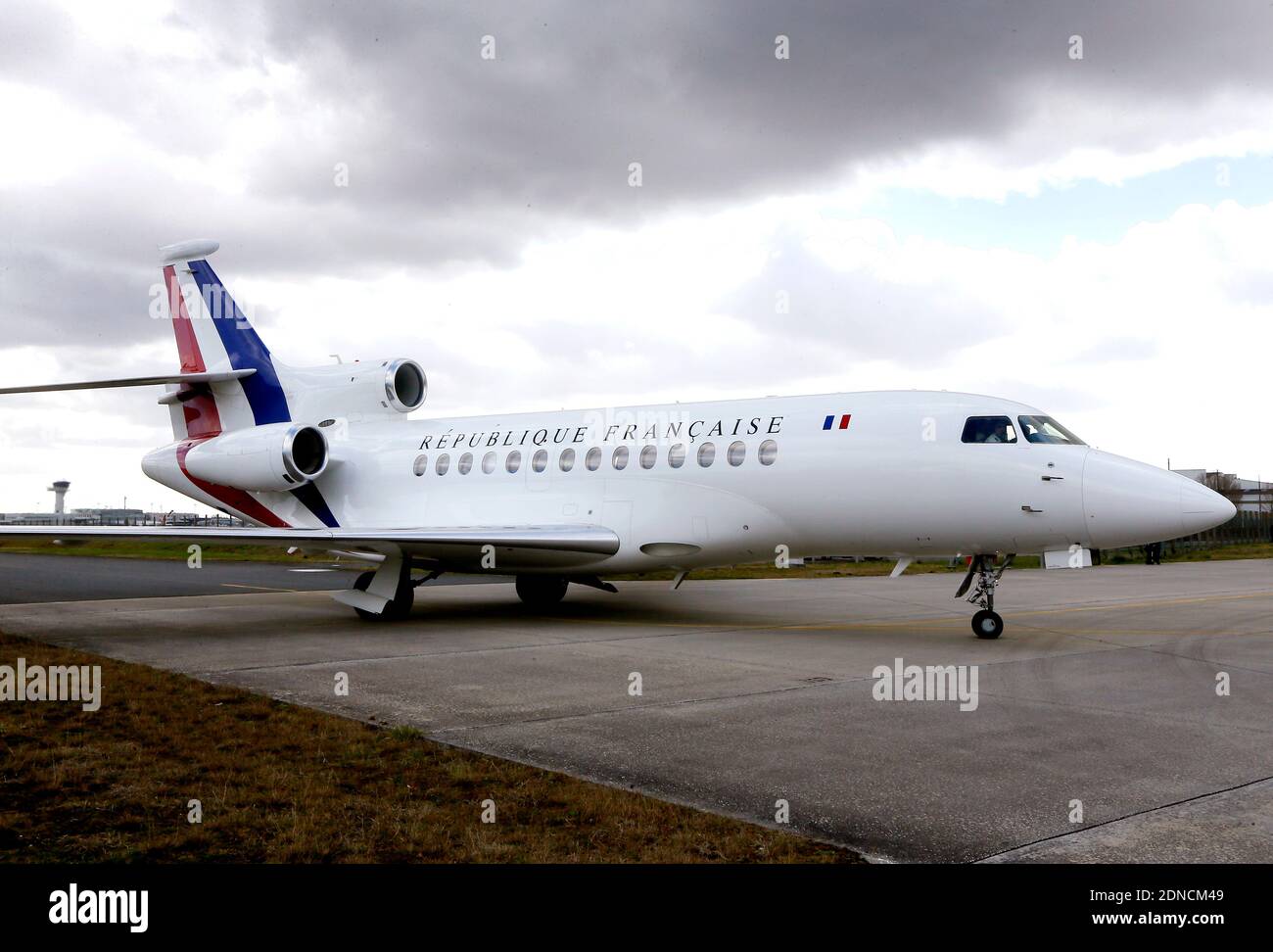 Serge Dassault visits the assembly line of the "Rafale" military jet ...