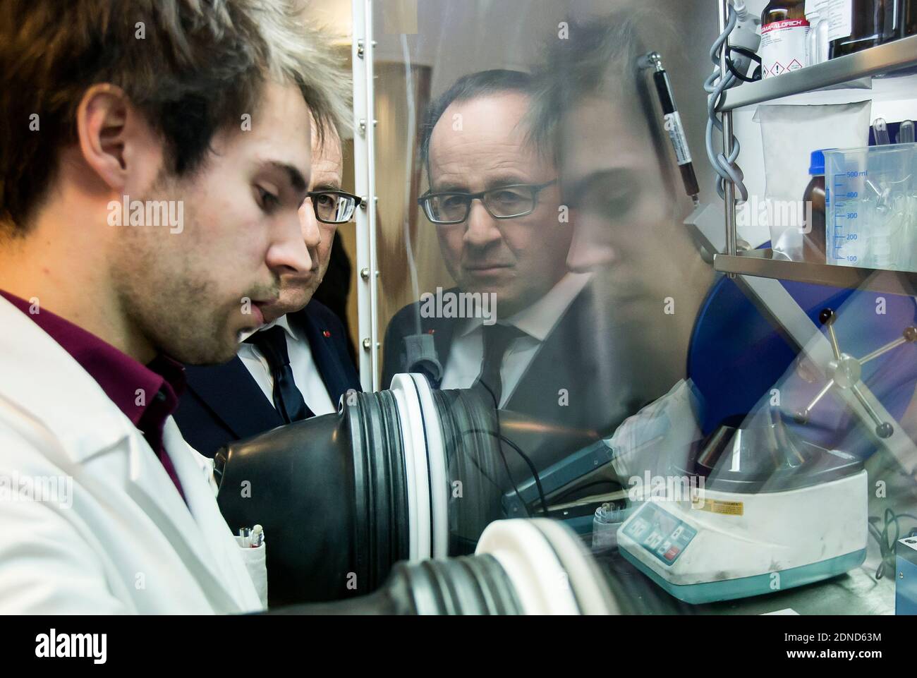 Chemistry laboratories hi-res stock photography and images - Alamy