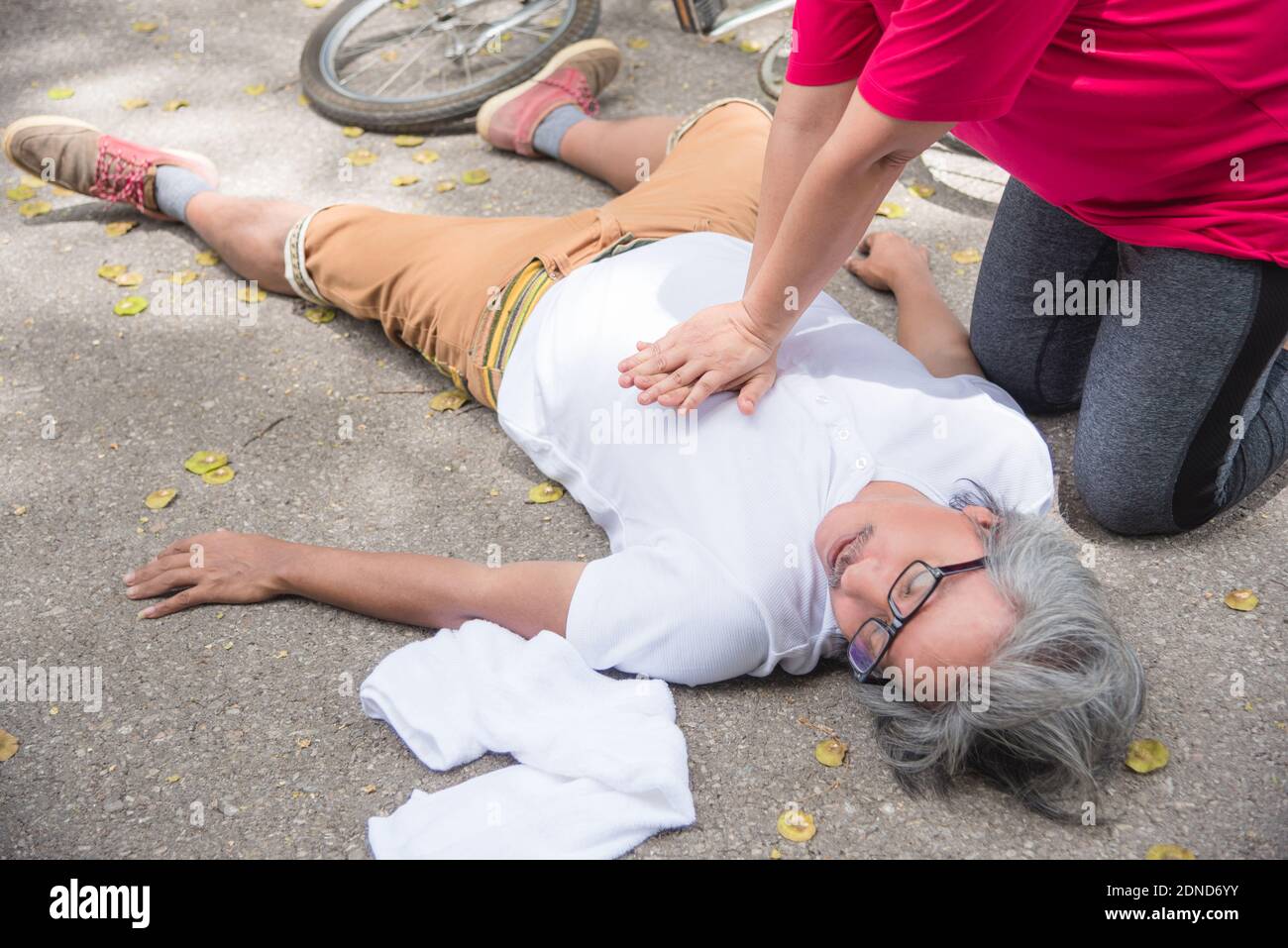 Cpr man giving woman hi-res stock photography and images - Alamy