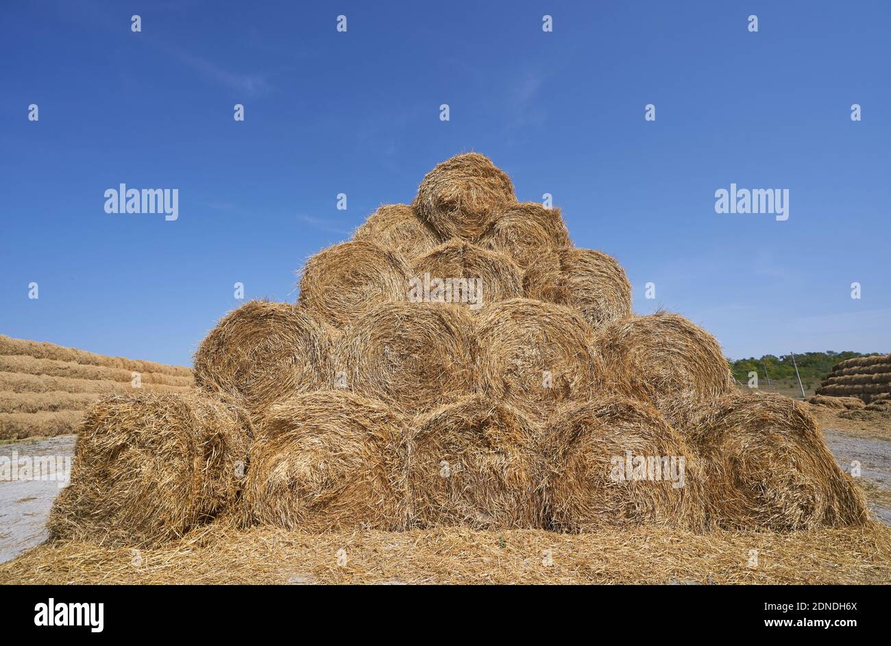 Hay bale pyramid hi-res stock photography and images - Alamy