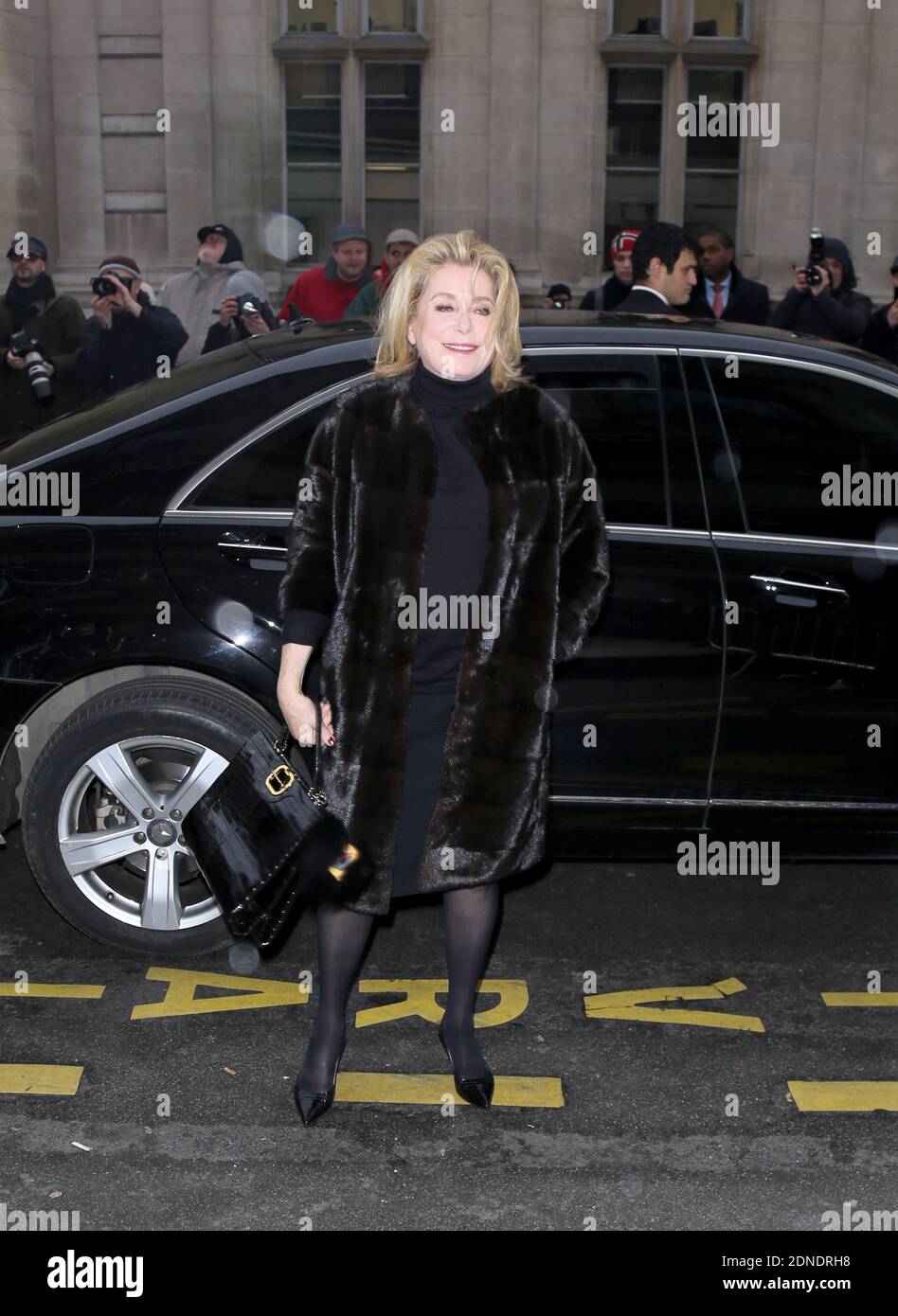 CATHERINE DENEUVE - FASHION WEEK DE PARIS - PHOTOCALL DU DEFILE 'JEAN ...