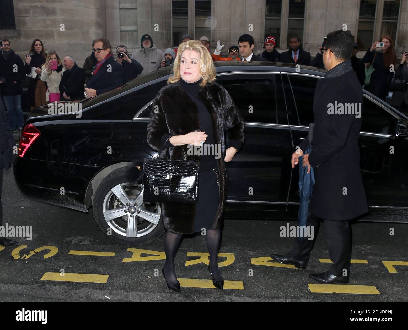 CATHERINE DENEUVE - FASHION WEEK DE PARIS - PHOTOCALL DU DEFILE 'JEAN ...