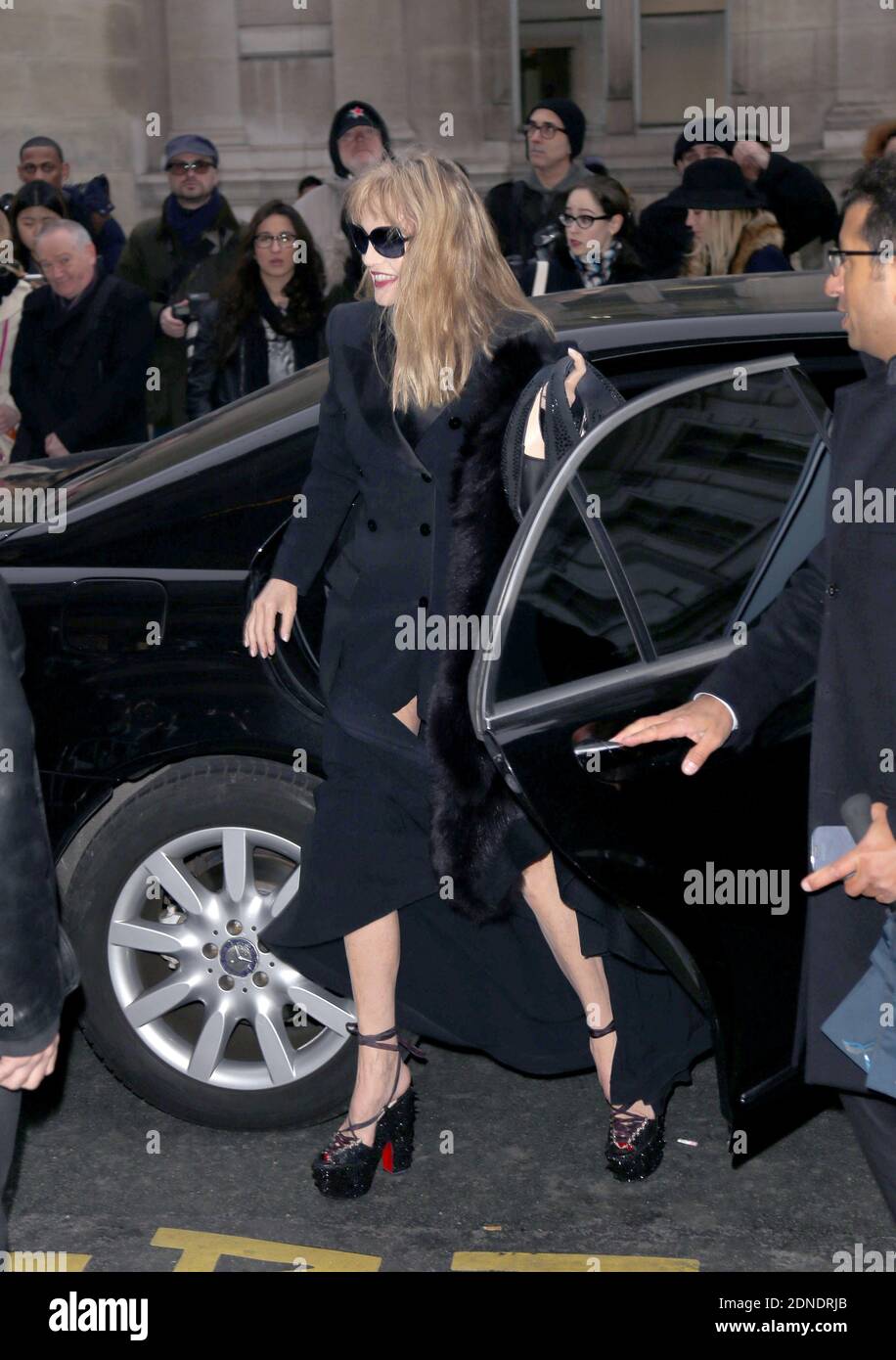 ARIELLE DOMBASLE - FASHION WEEK DE PARIS - PHOTOCALL DU DEFILE 'JEAN ...