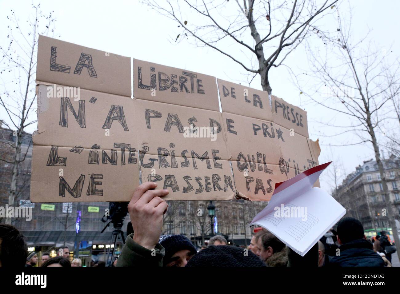 RASSEMBLEMENT DE JOURNALISTES PLACE DE LA REPUBLIQUE EN SOUTIENT DE LA ...