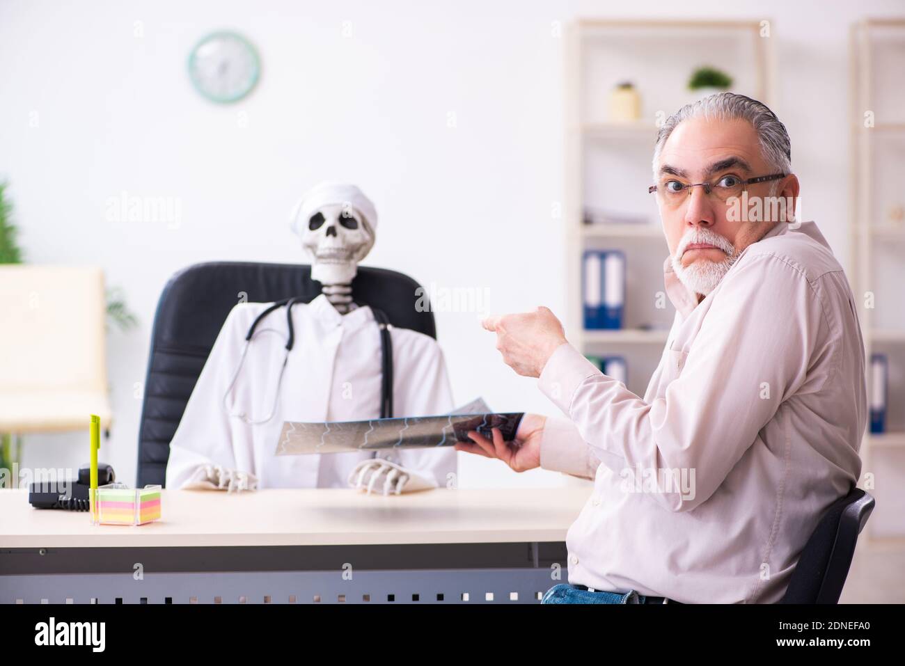 X ray skeleton scary halloween hi-res stock photography and images - Alamy