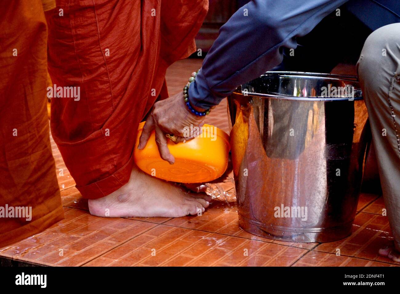 Washing human leg hi-res stock photography and images - Alamy
