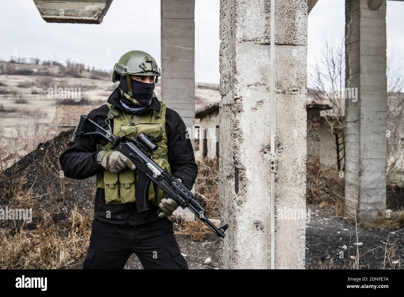 Soldier shooting hi-res stock photography and images - Alamy