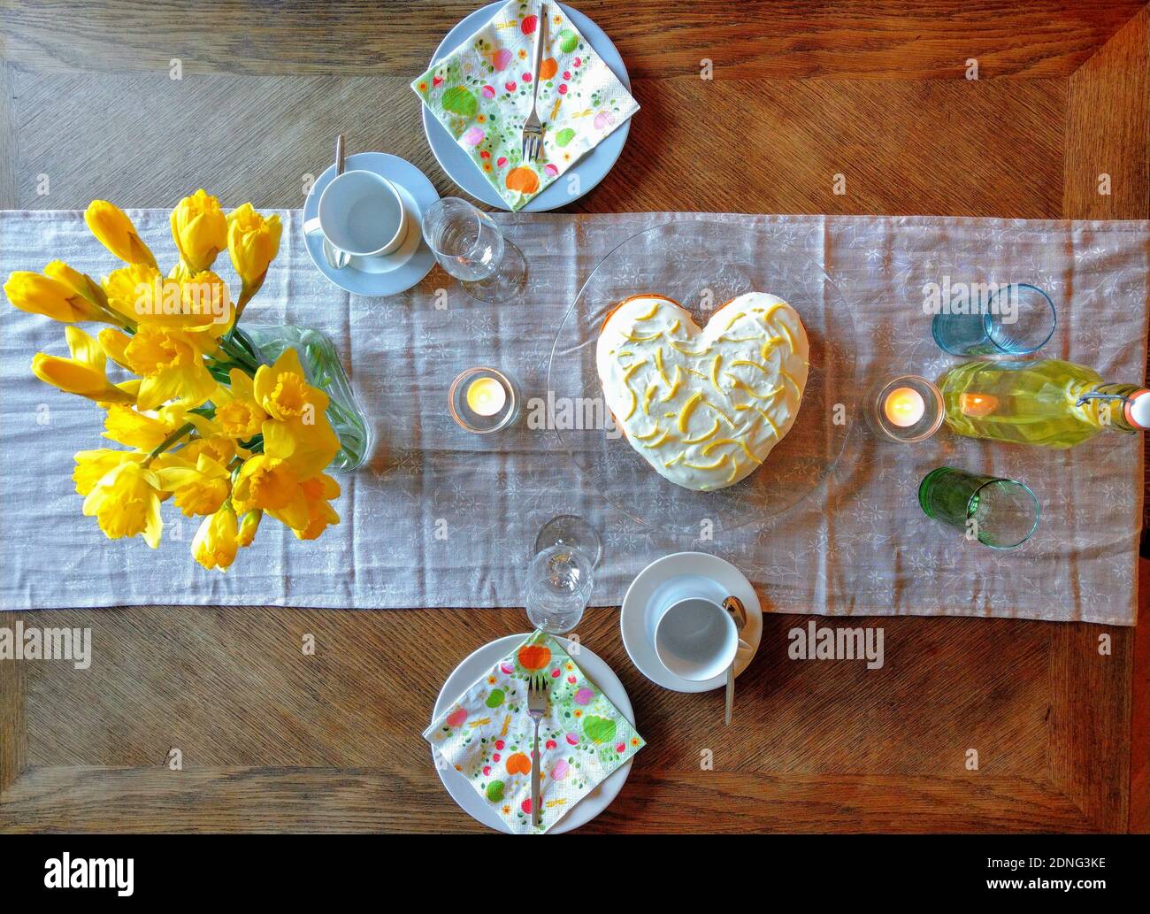 Settled table hi-res stock photography and images - Alamy