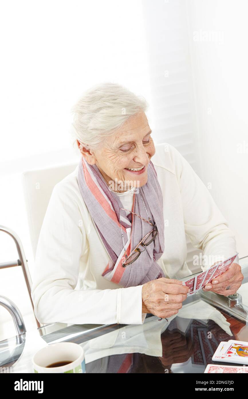 Women playing bridge game cards hi-res stock photography and images - Alamy