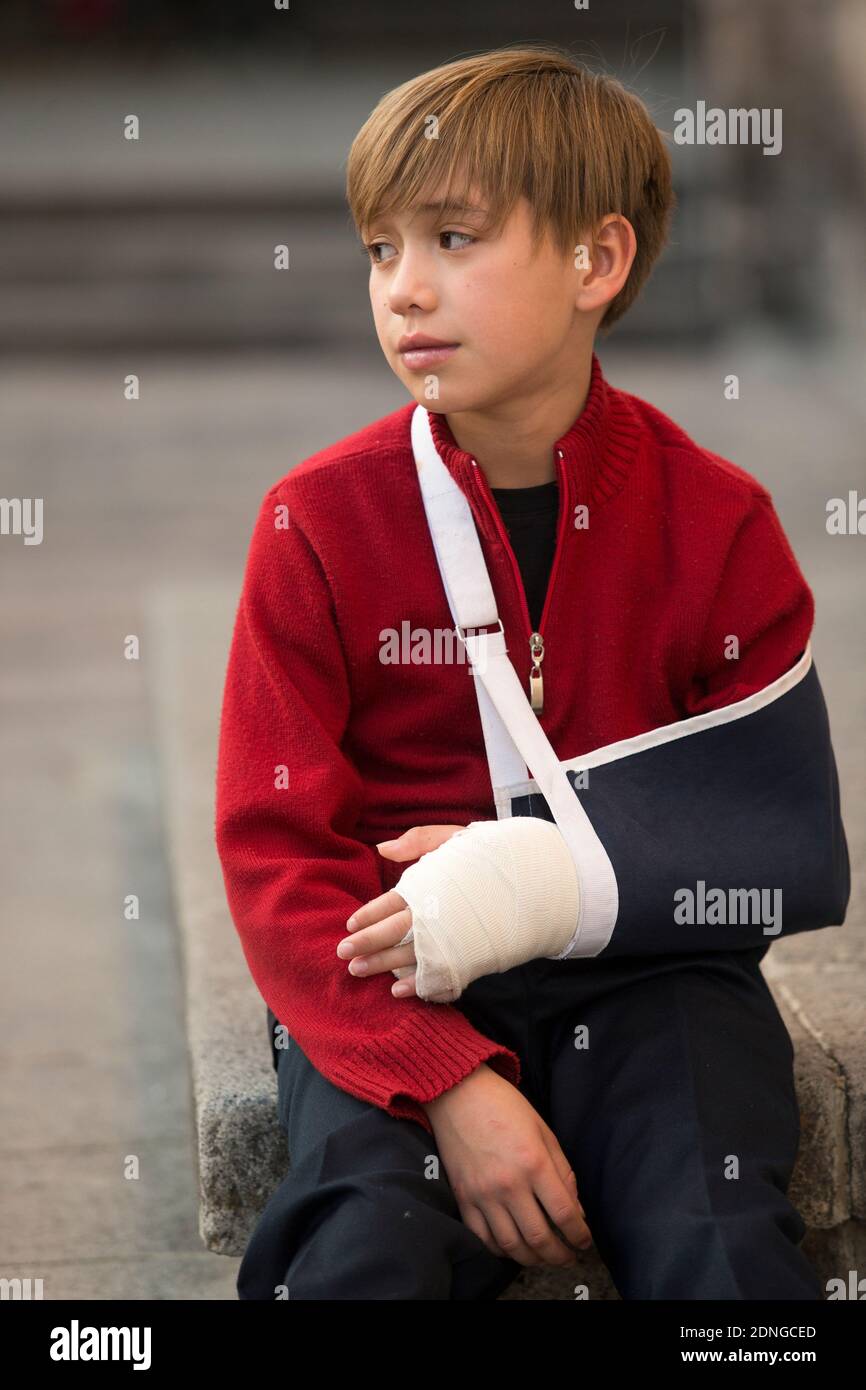 Child Arm Cast Smiling High Resolution Stock Photography and Images - Alamy
