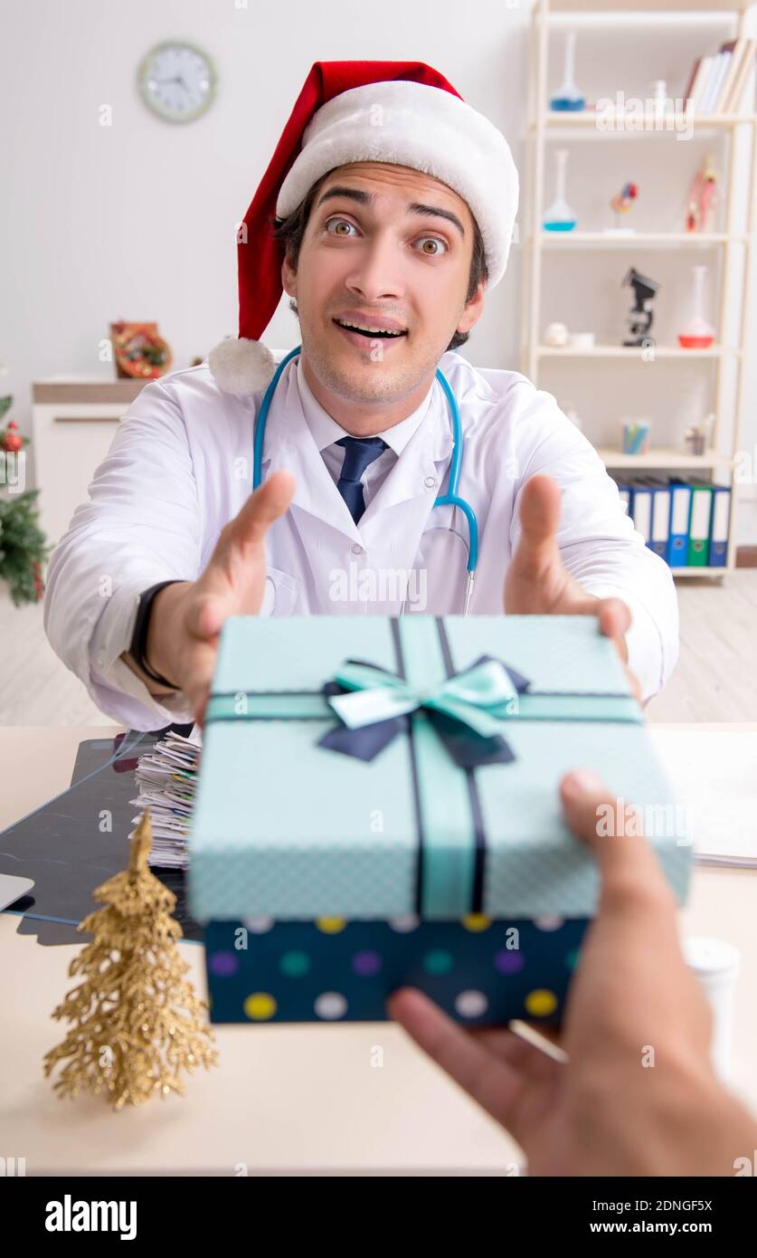The doctor with gift box in the hospital Stock Photo - Alamy