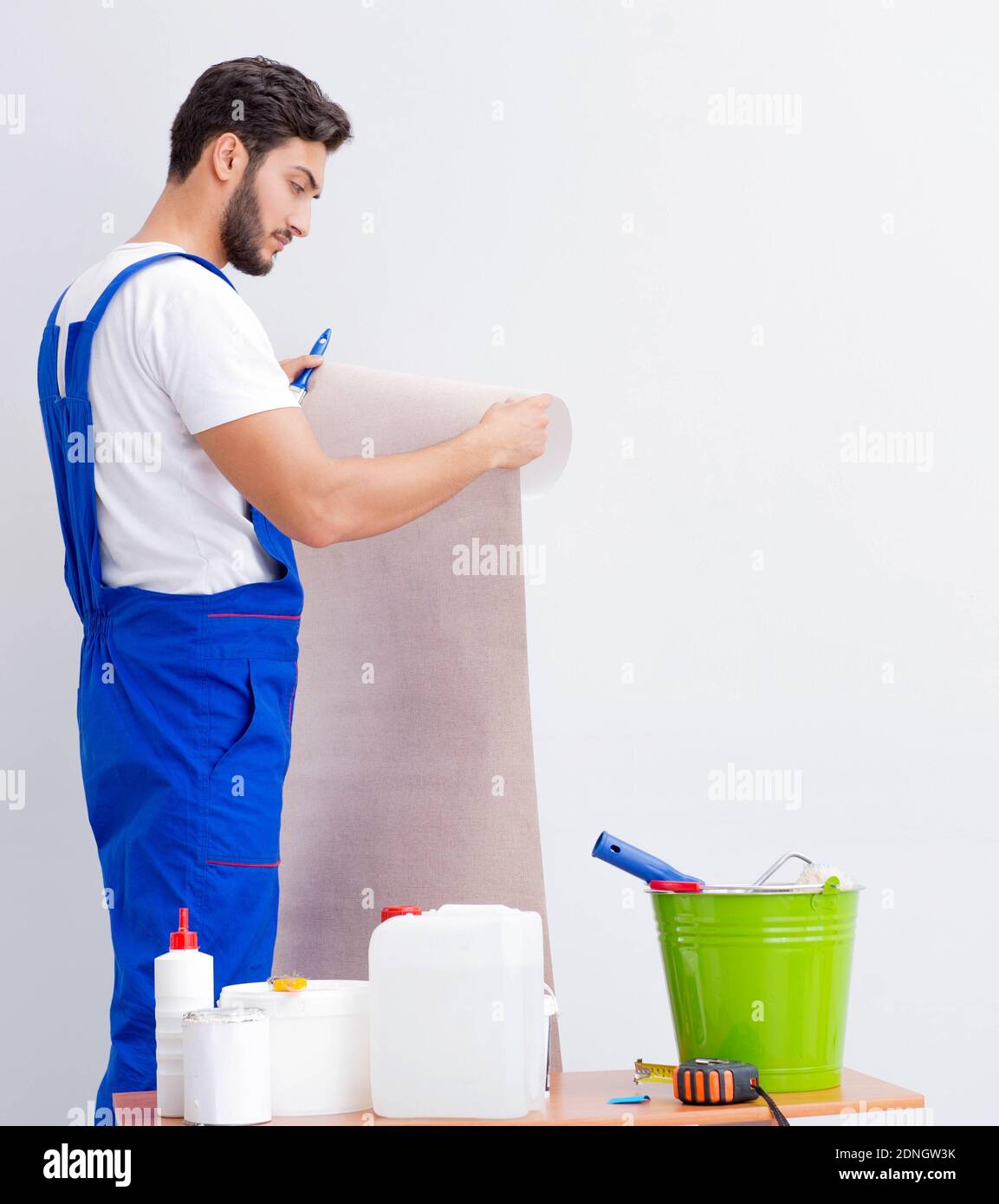 The worker working on wallpaper during refurbishment Stock Photo - Alamy