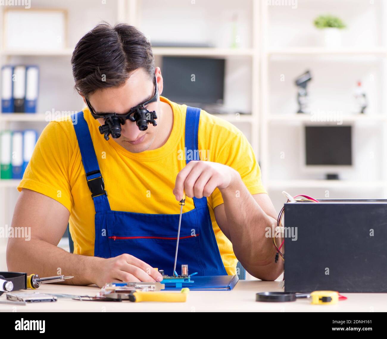 The computer repair technician repairing hardware Stock Photo - Alamy