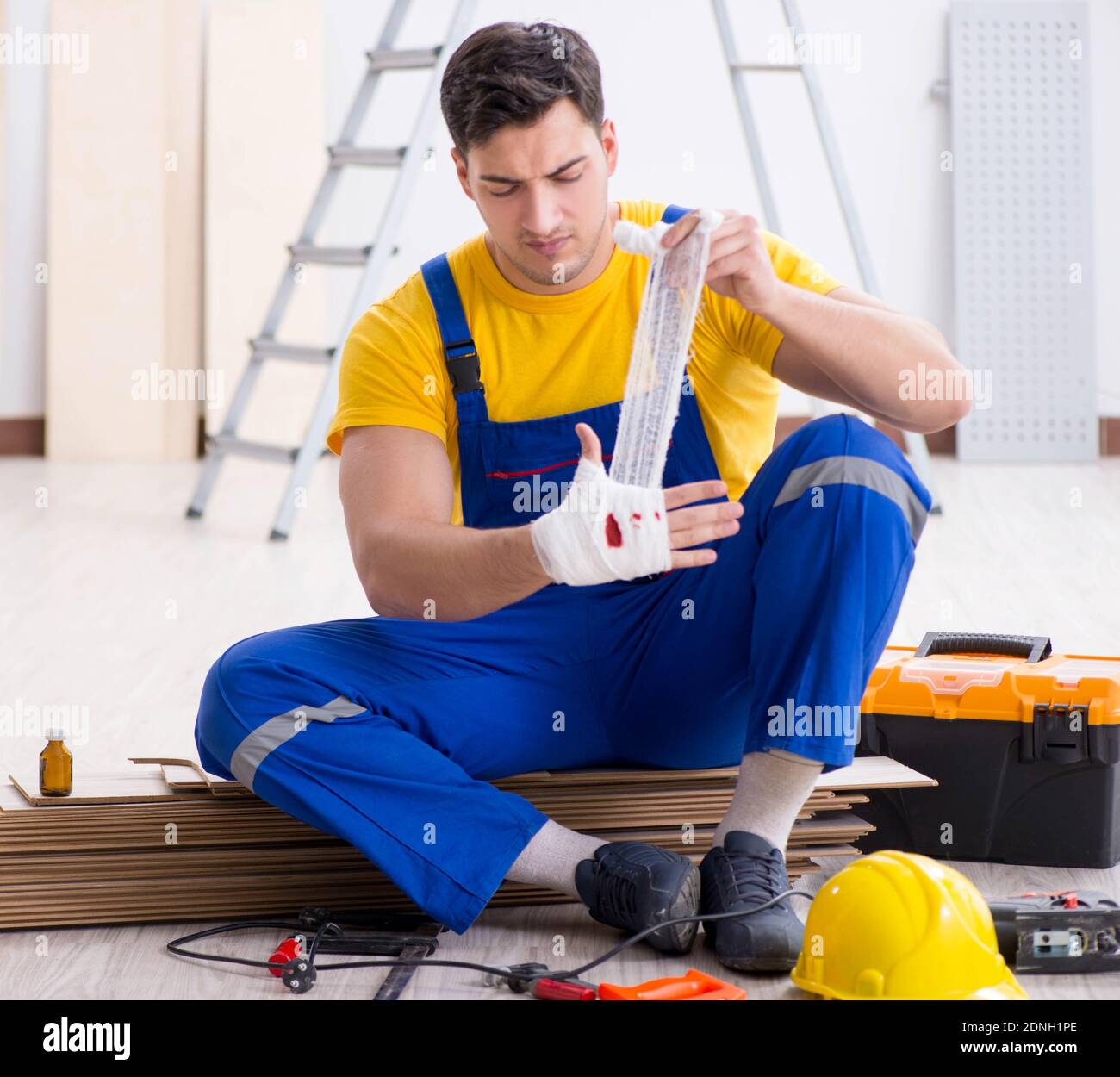 The worker with injured hand at construction site Stock Photo - Alamy