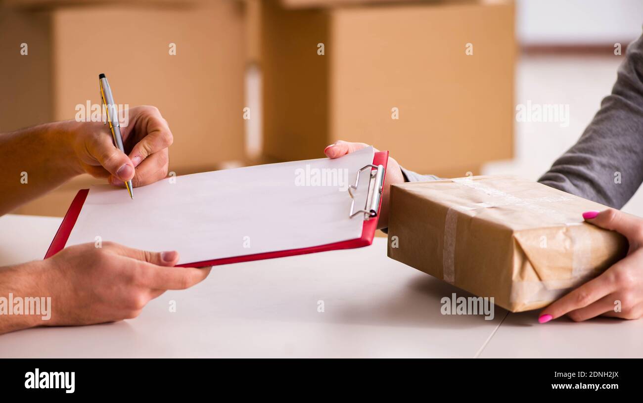 The delivery man delivering parcel box Stock Photo - Alamy