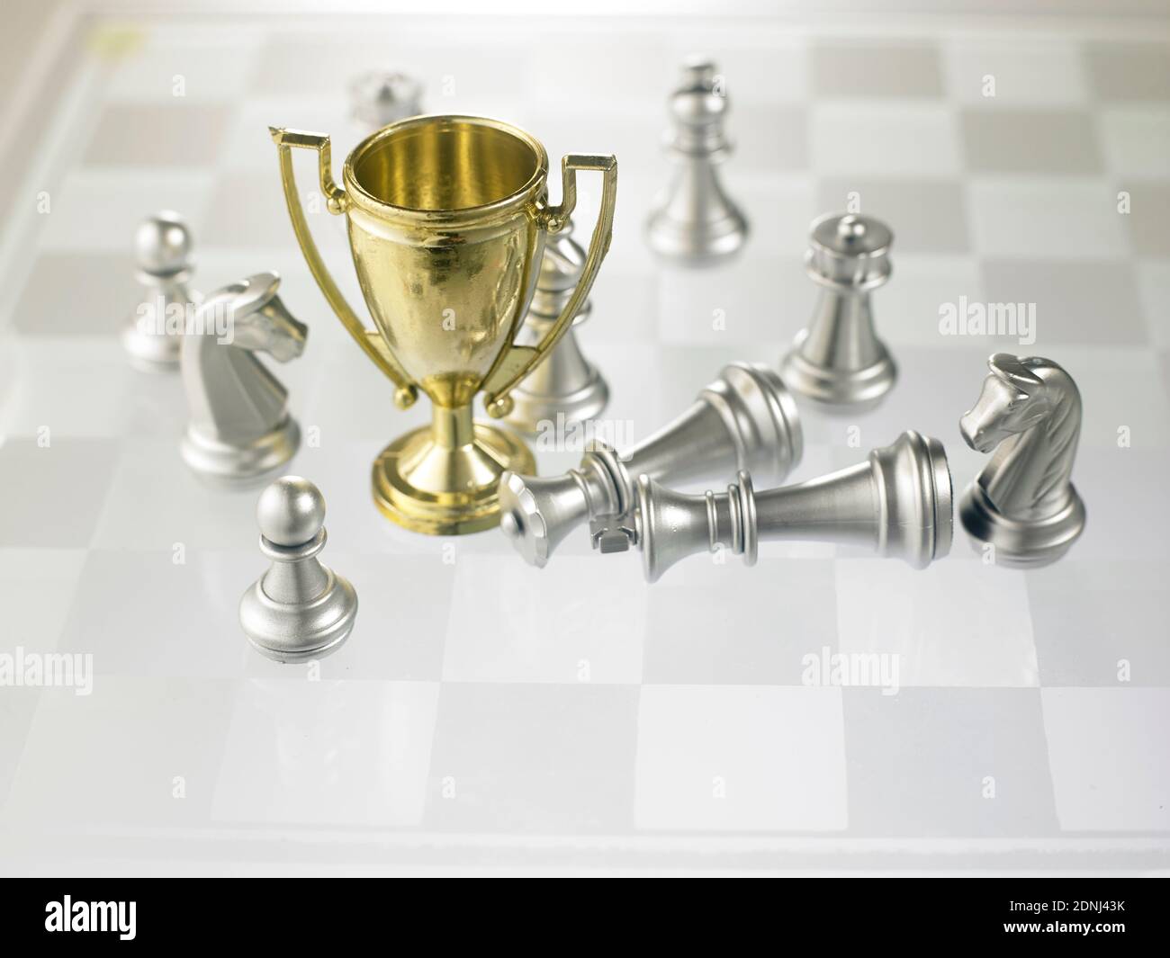 King chess trophy hi-res stock photography and images - Alamy