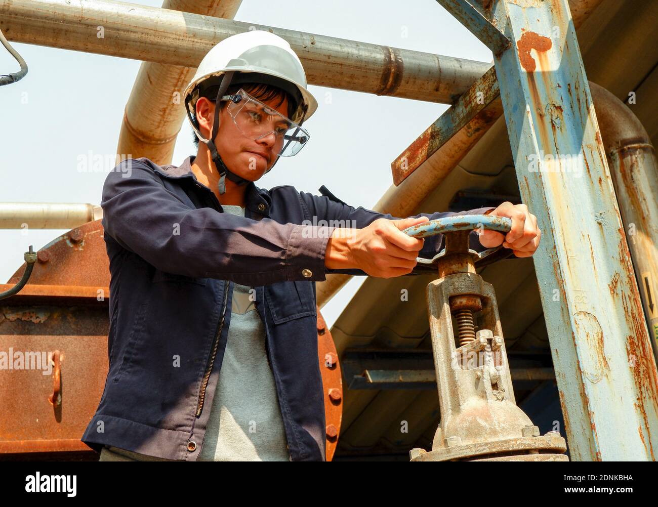 24 valve hi-res stock photography and images - Alamy