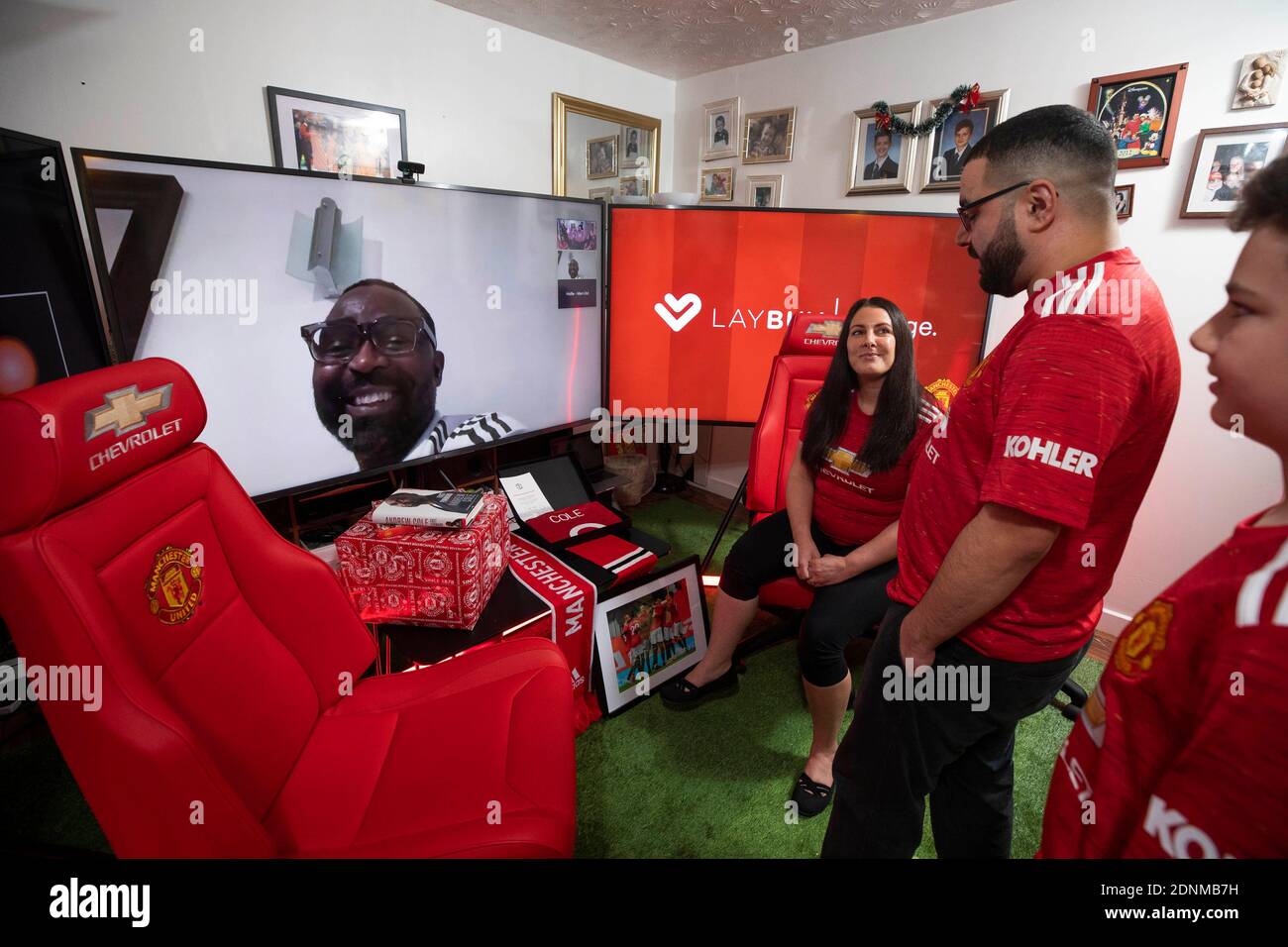 EDITORIAL USE ONLYÊ Manchester United superfan Shaun Leahy, with wife ...