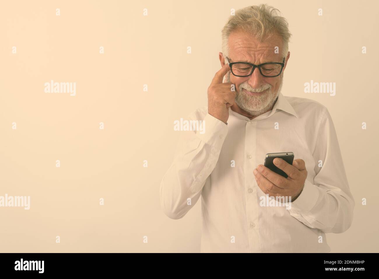 Old man scratching head hi-res stock photography and images - Alamy