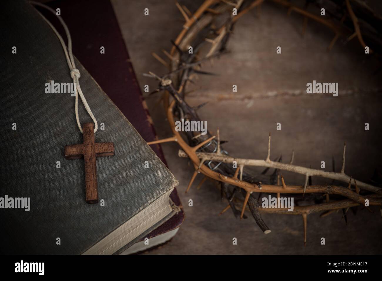 Cross on book hi-res stock photography and images - Alamy