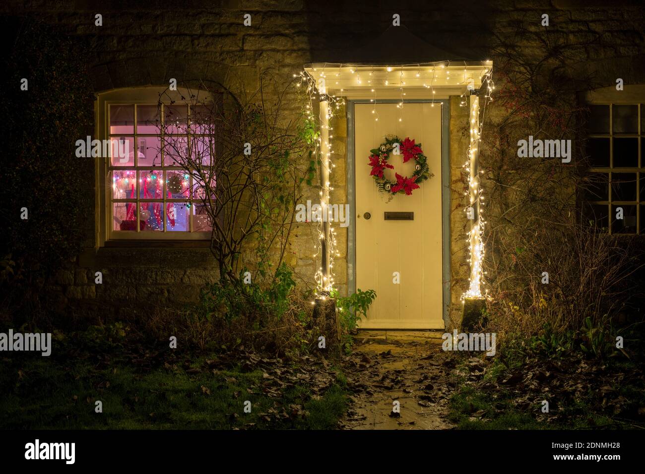 Cottage night uk hi-res stock photography and images - Alamy