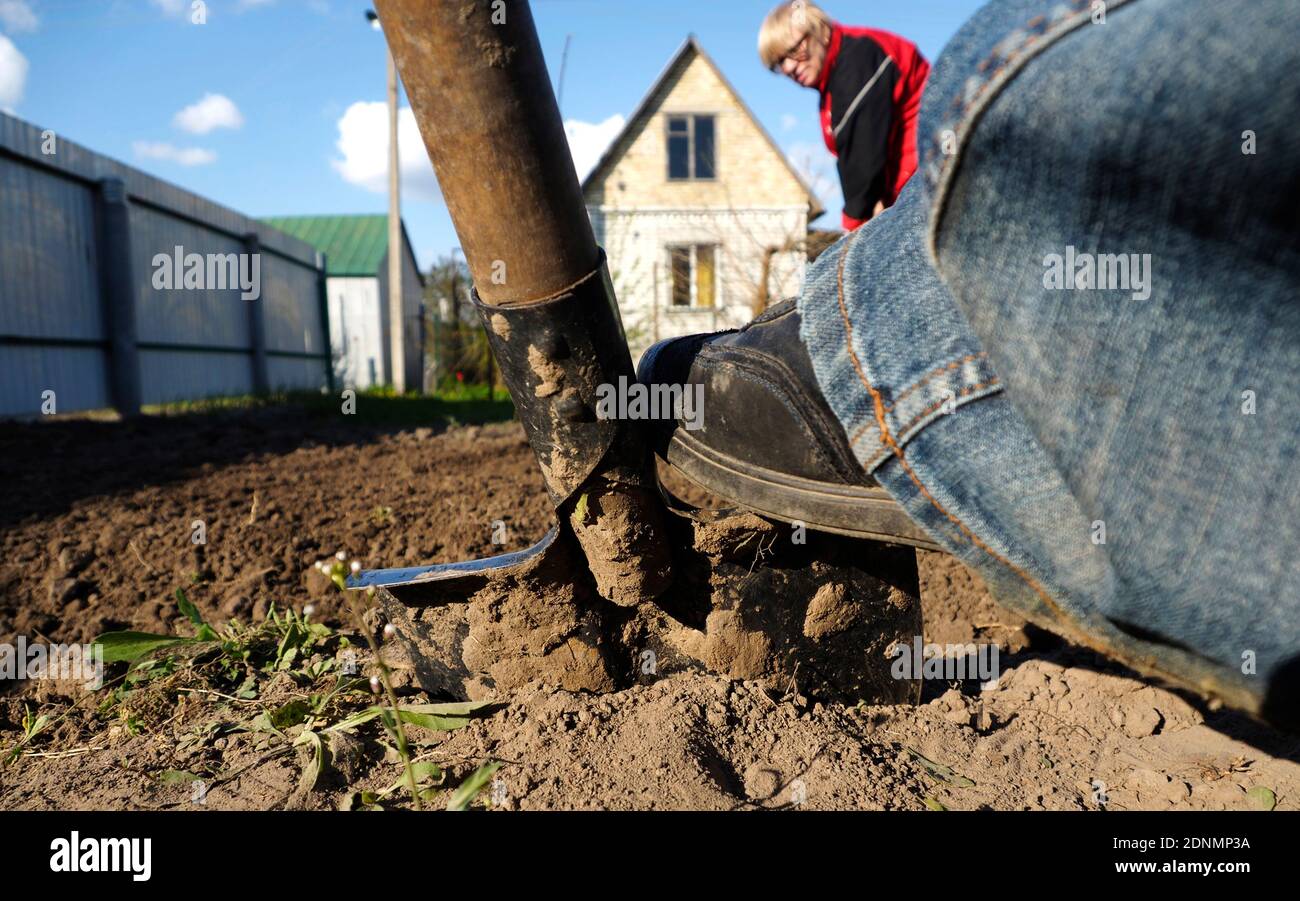 Women digging fields hi-res stock photography and images - Alamy