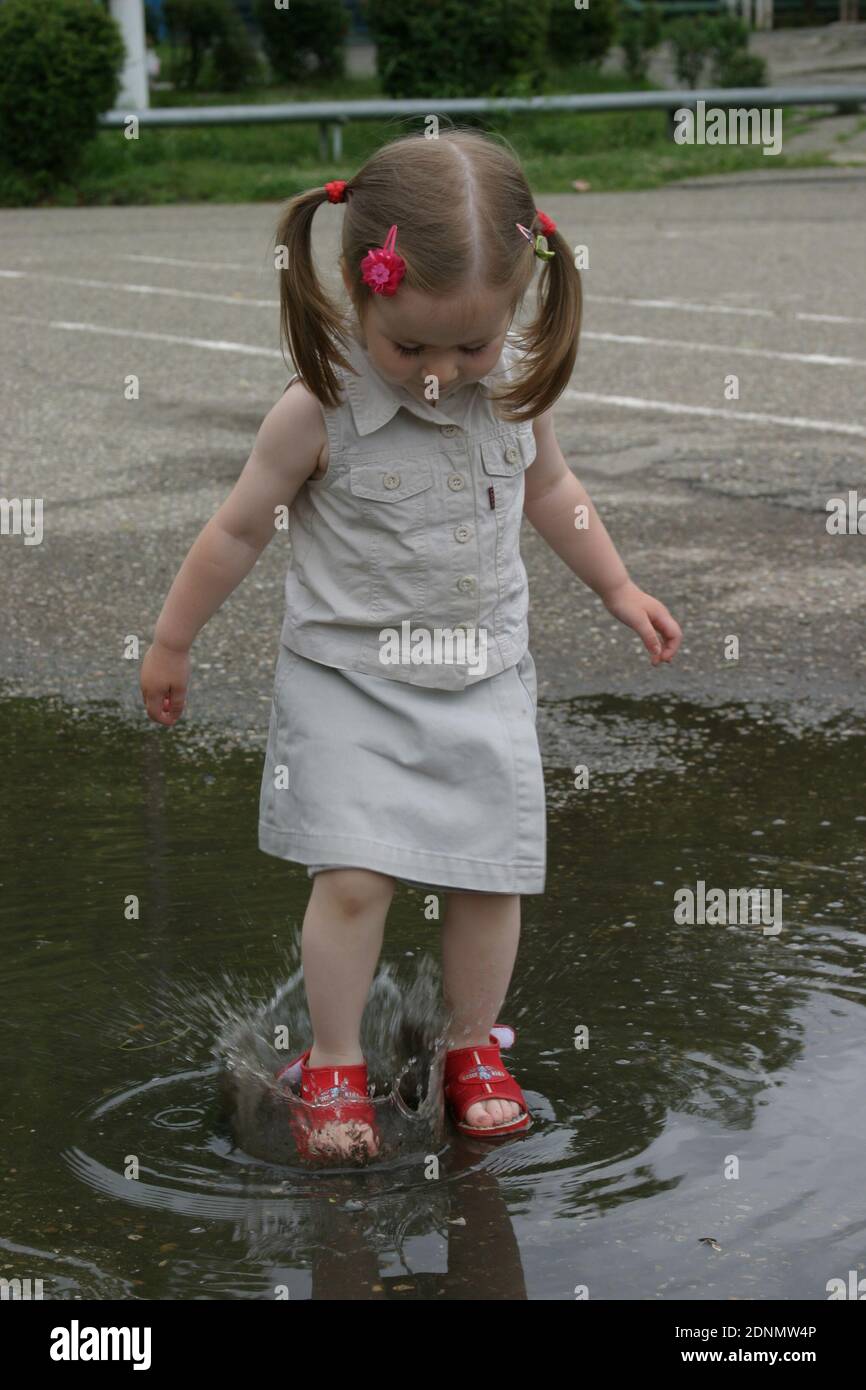 Splashing puddle looking down hi-res stock photography and images - Alamy