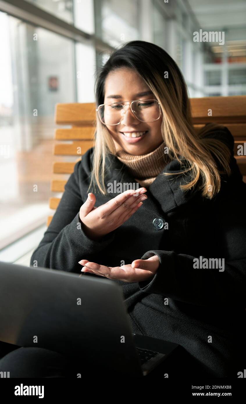 Person using sign language hi-res stock photography and images - Alamy
