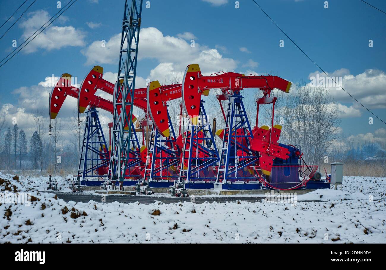 Oil pumping units hi-res stock photography and images - Alamy