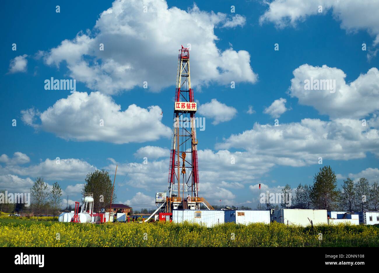 Oil pumping units hi-res stock photography and images - Alamy