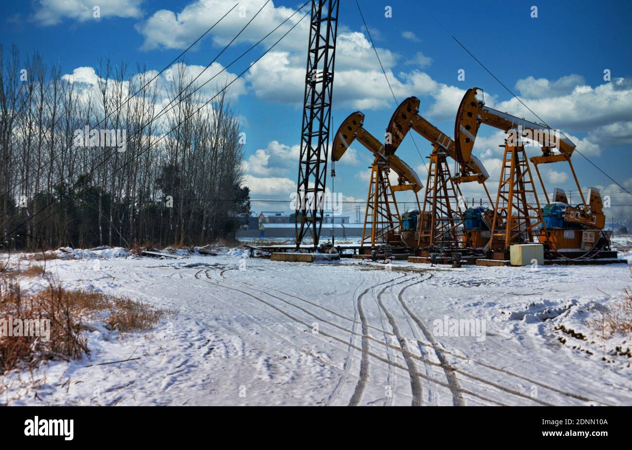 Oil pumping units hi-res stock photography and images - Alamy