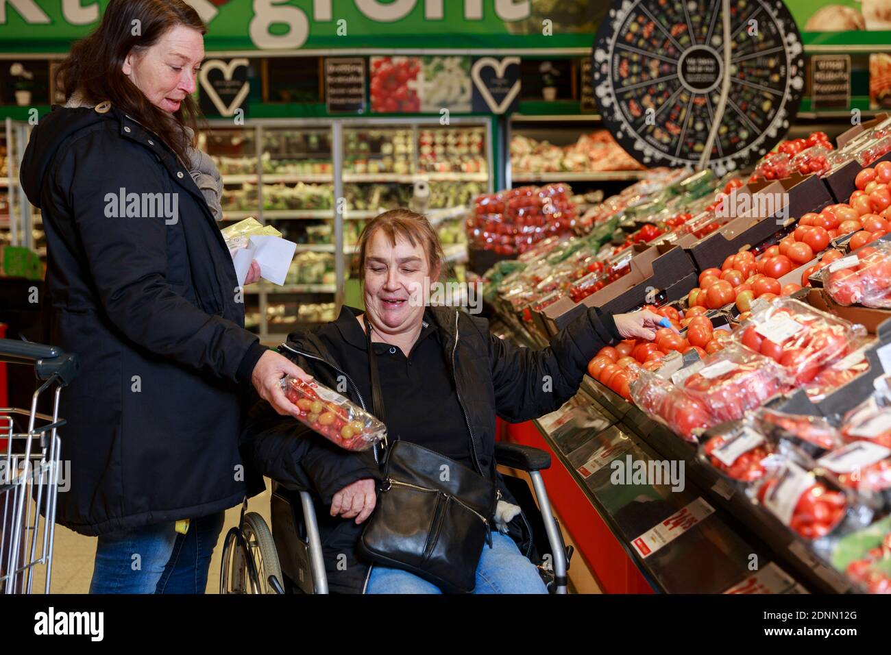 Shopping help hi-res stock photography and images - Alamy