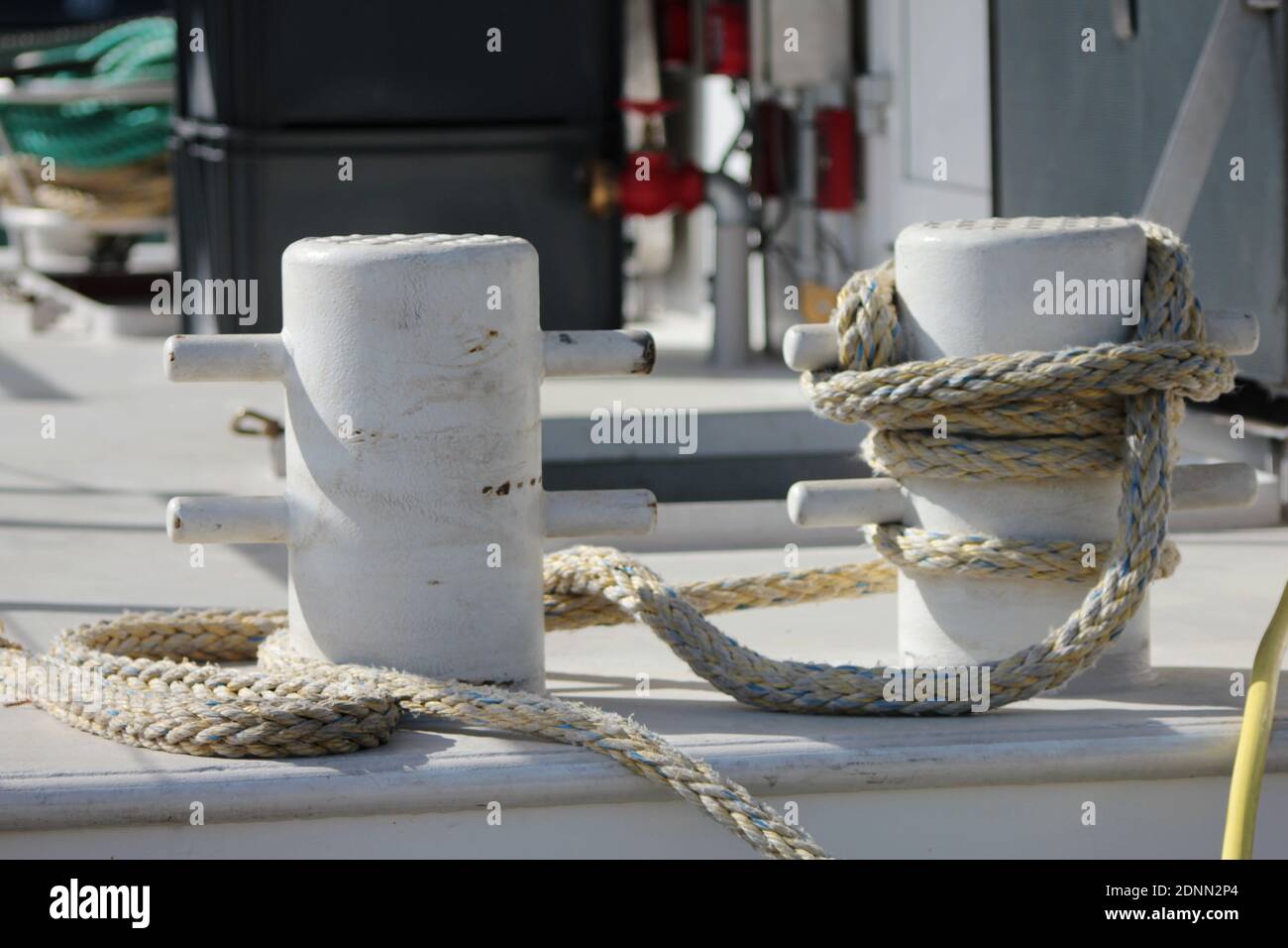 Bollards and white rope hi-res stock photography and images - Alamy