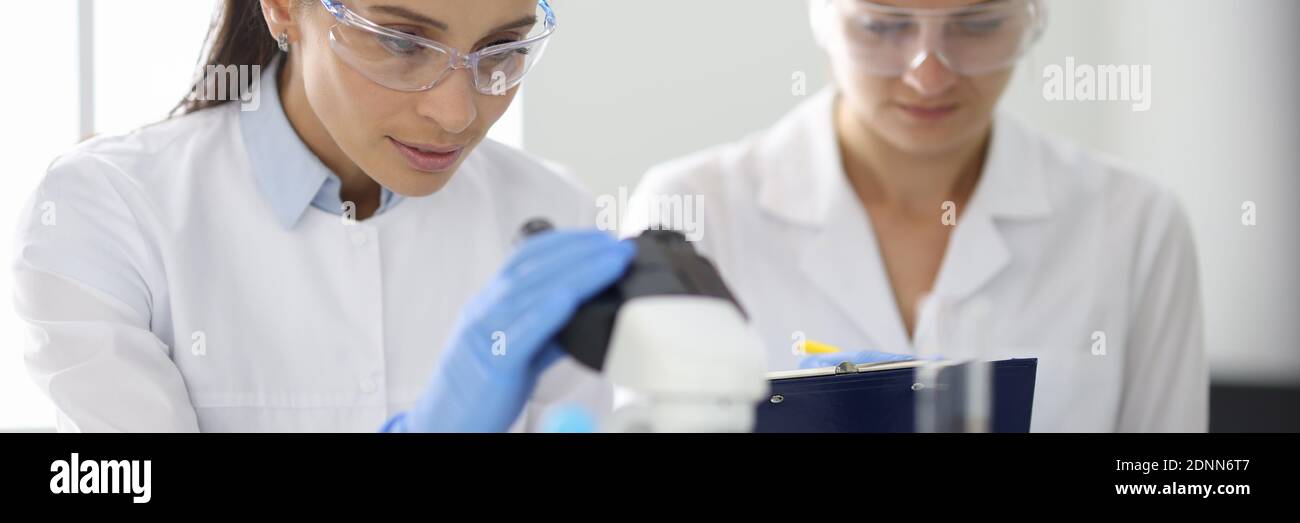 Evaluation lab hi-res stock photography and images - Alamy