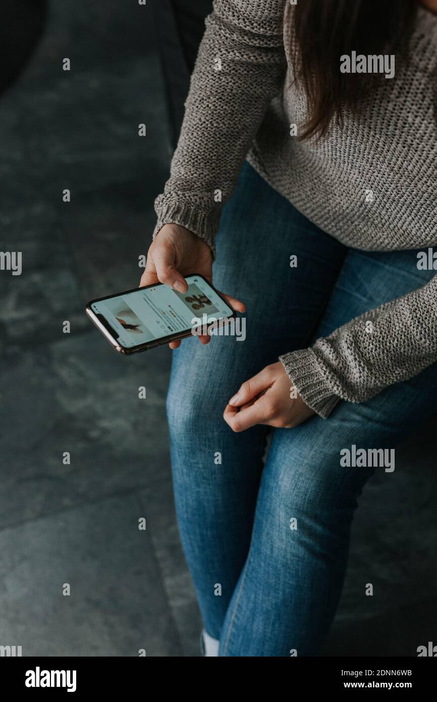Phone in womans hands hi-res stock photography and images - Alamy