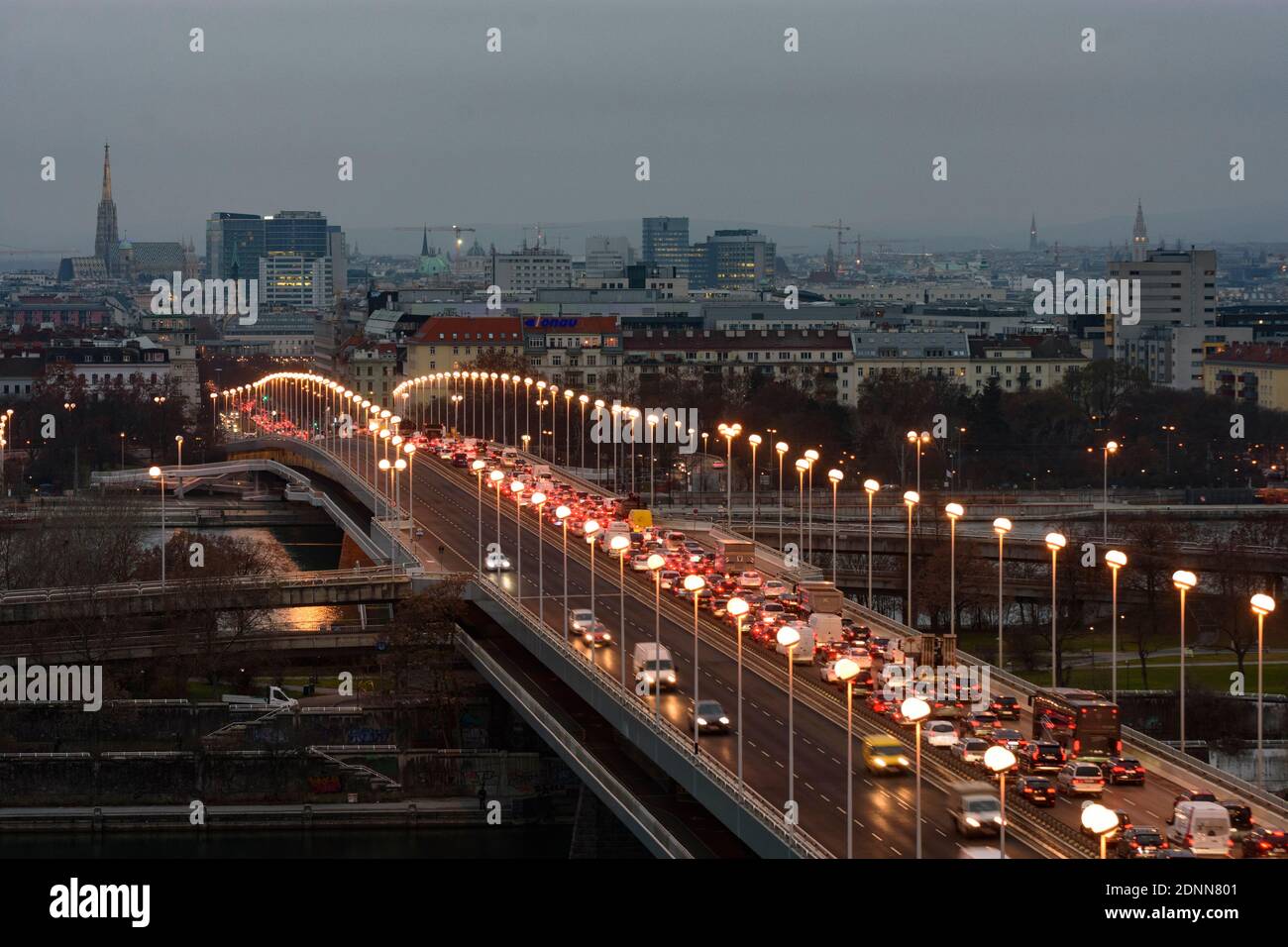 Wien, Vienna: Vienna city center, river Donau (Danube), bridge ...