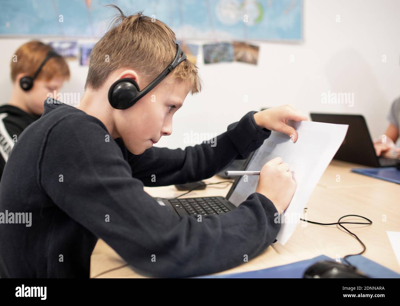 School children classroom hi-res stock photography and images - Alamy