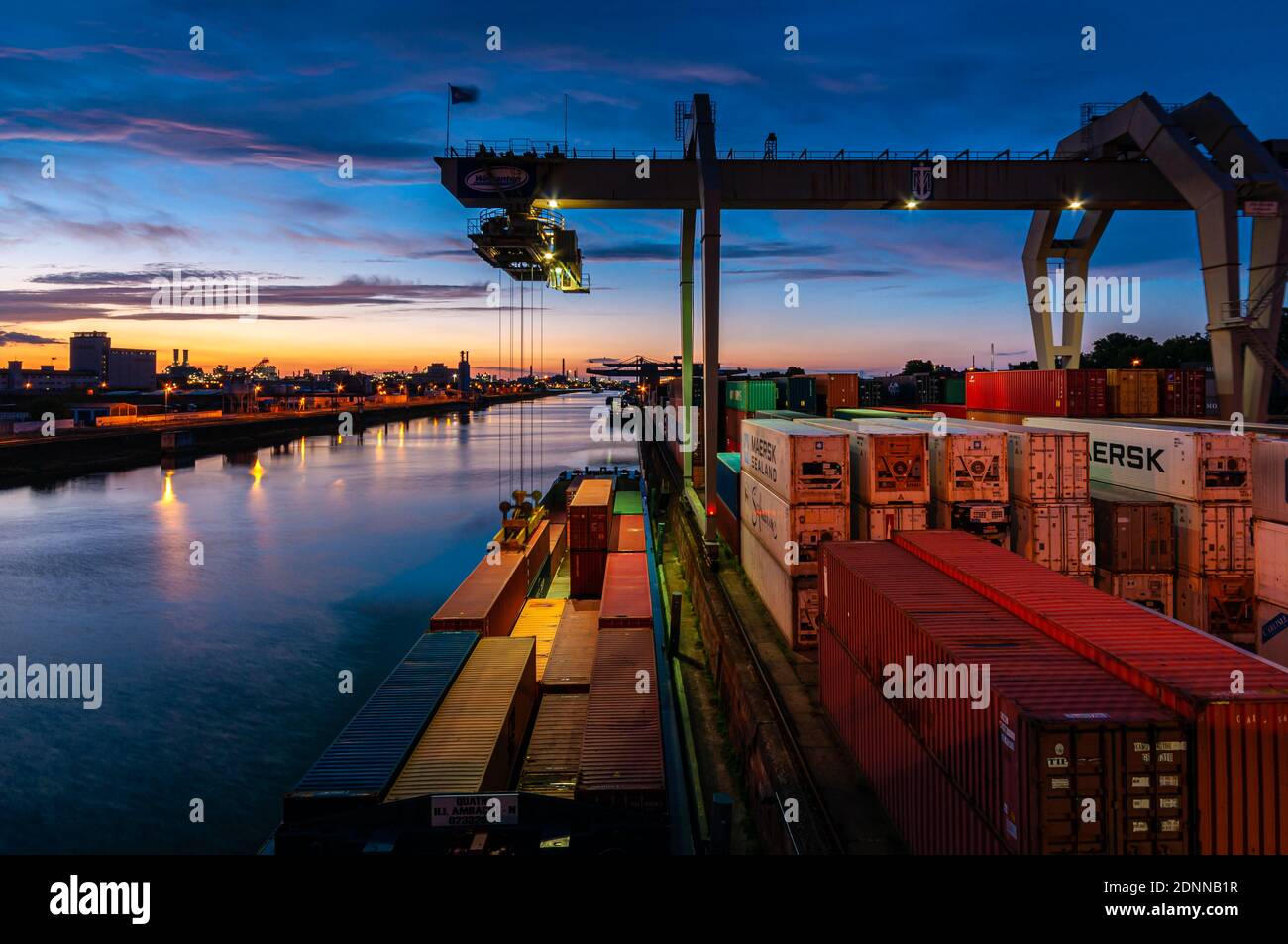 Cargo container facilities hi-res stock photography and images - Alamy