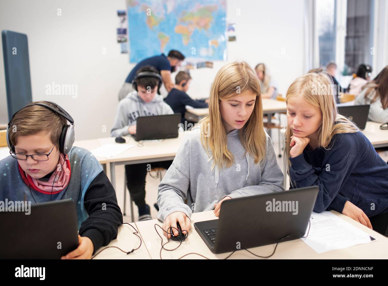 Children computer hi-res stock photography and images - Alamy