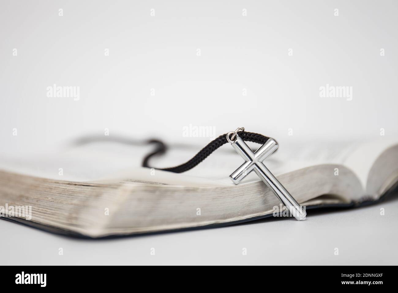 Cross on book hi-res stock photography and images - Alamy