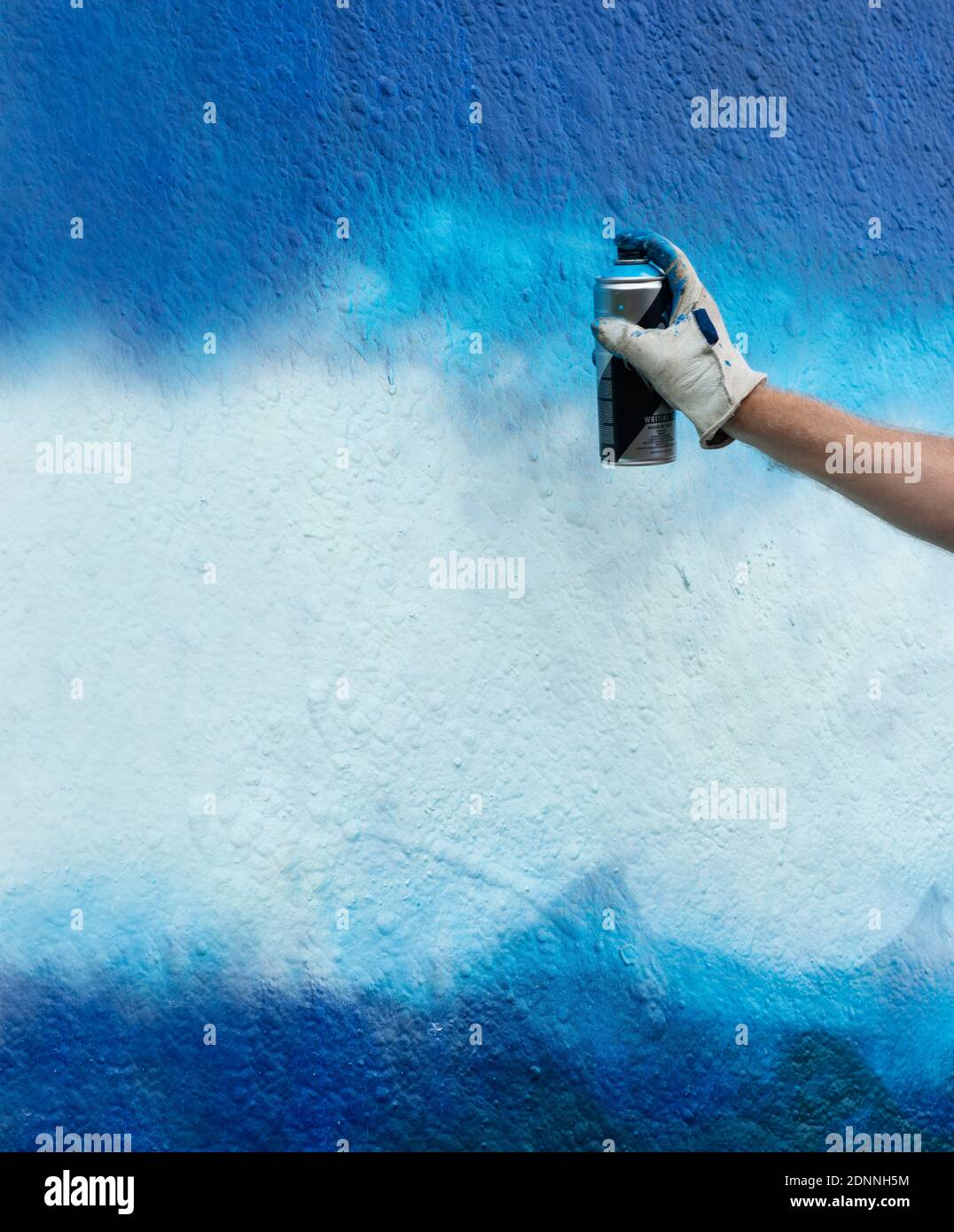Hand using spray paint Stock Photo - Alamy